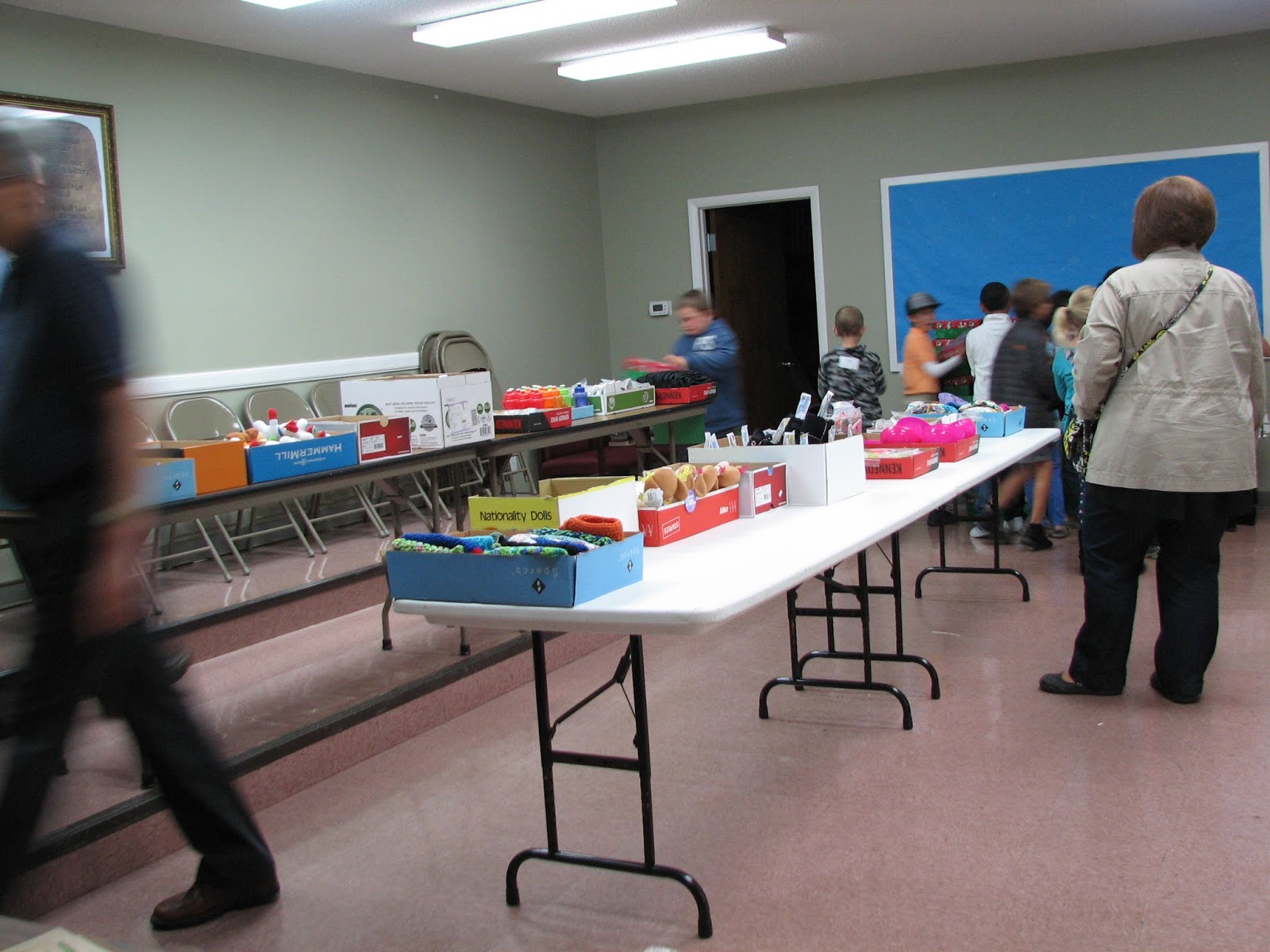 Simply Shoeboxes: Kid's shoebox packing party for Operation Christmas Child