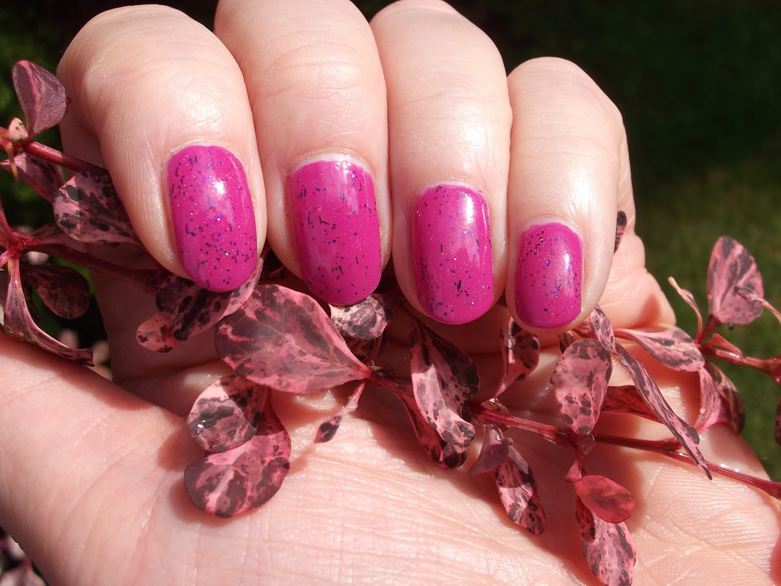 Knitty Nails: Iconic Effect Rosey Cheeks