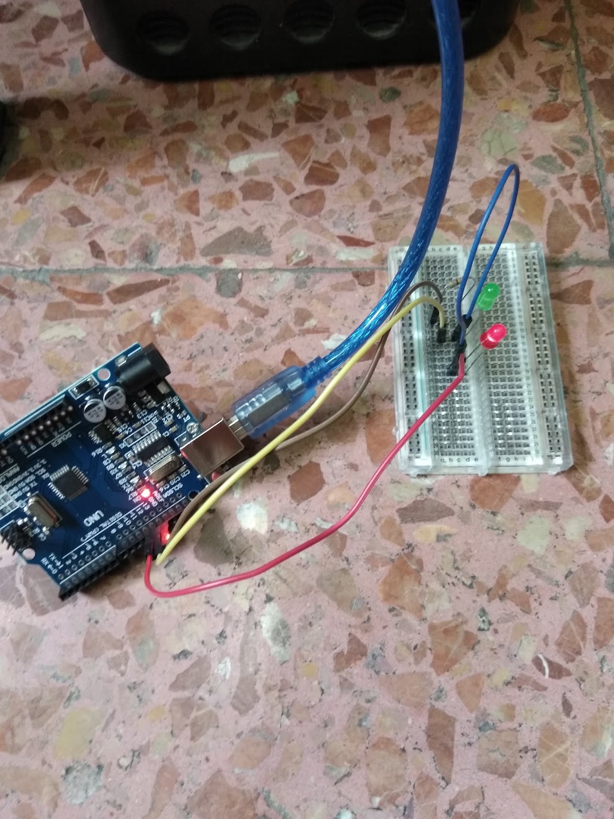 TECNOLOGÍA 3º ESO CSC: Encender y Apagar dos LEDS con Arduino. Práctica 2 TECNOLOGÍA 3º ESO CSC: Encender y Apagar dos LEDS con Arduino. Práctica 2