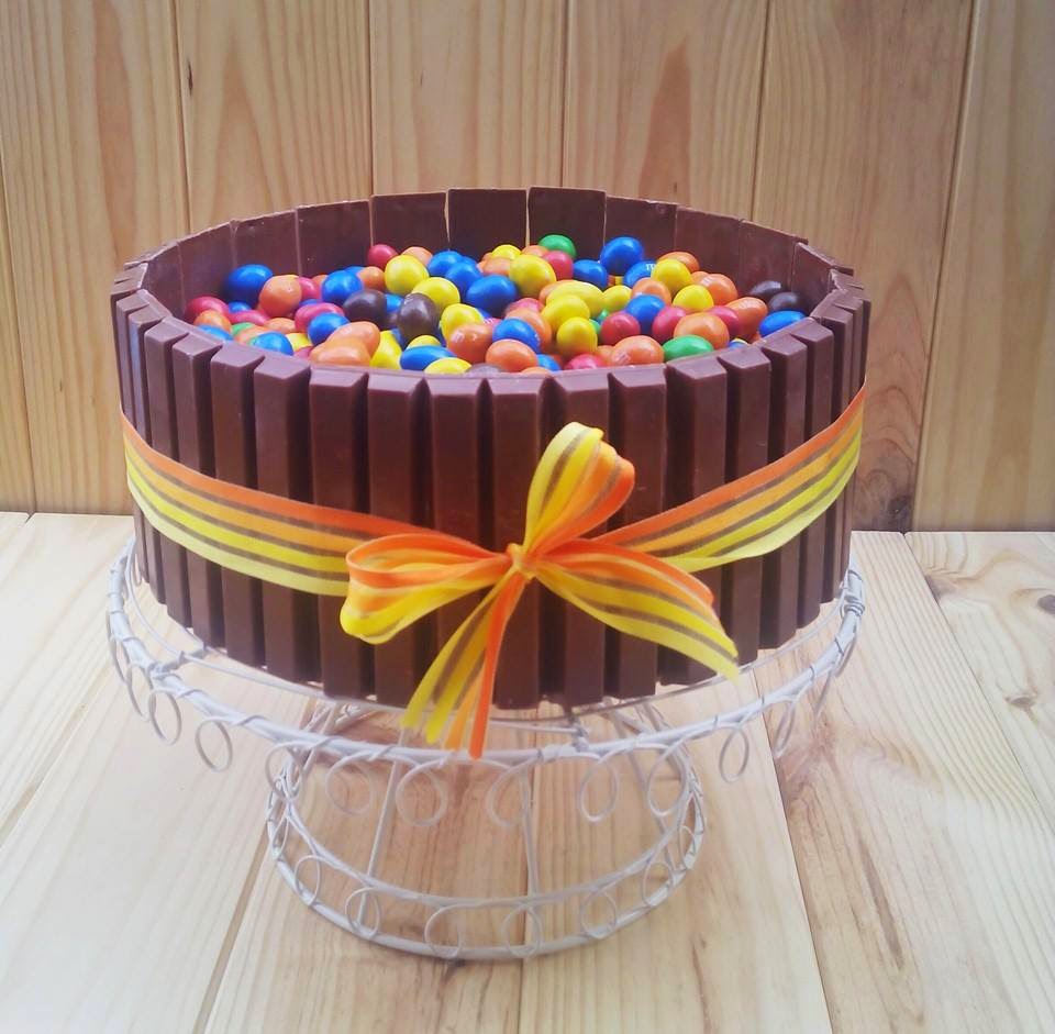 El Reino de las Fresas: Tarta de kit kat y emanems