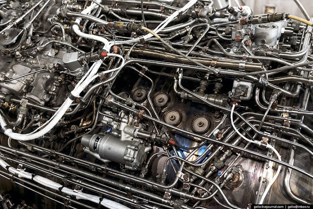 Defensa y Armas: Fabricación de motores de avión ruso y la línea de montaje