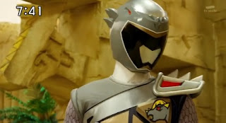 Firestarter's Blog: Zyuden Sentai Kyoryuger Episode 17: Clashing of Teeth! Kyoryu Gray - SUB