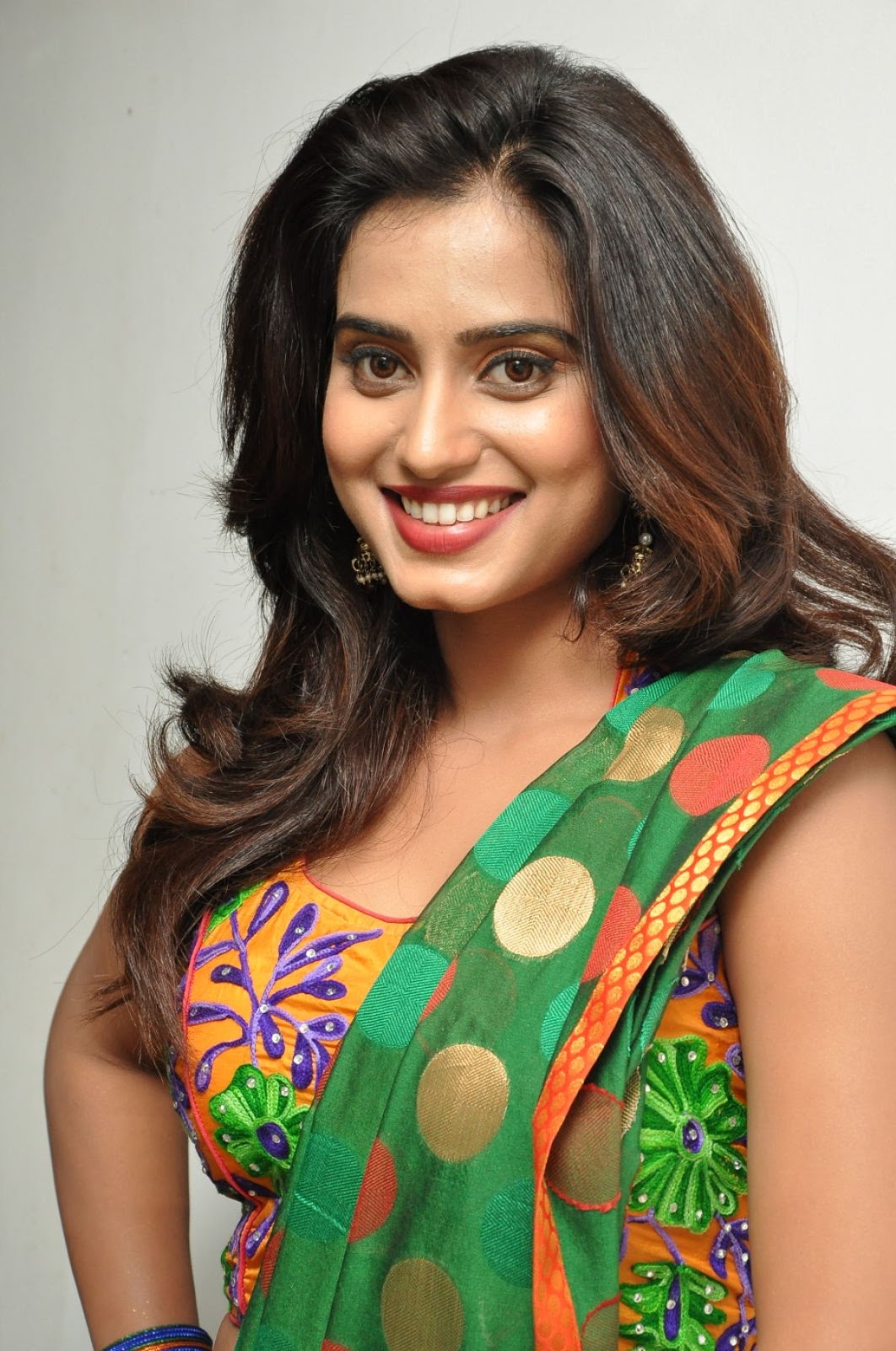 Heroine HD Stills: Dimple Chopade hot photo Gallery