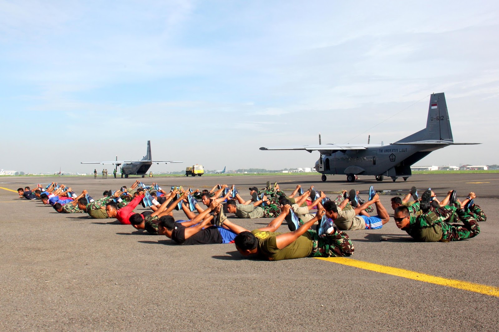 DEFENSE STUDIES: Satuan Elite TNI AL Latihan Terjun Payung