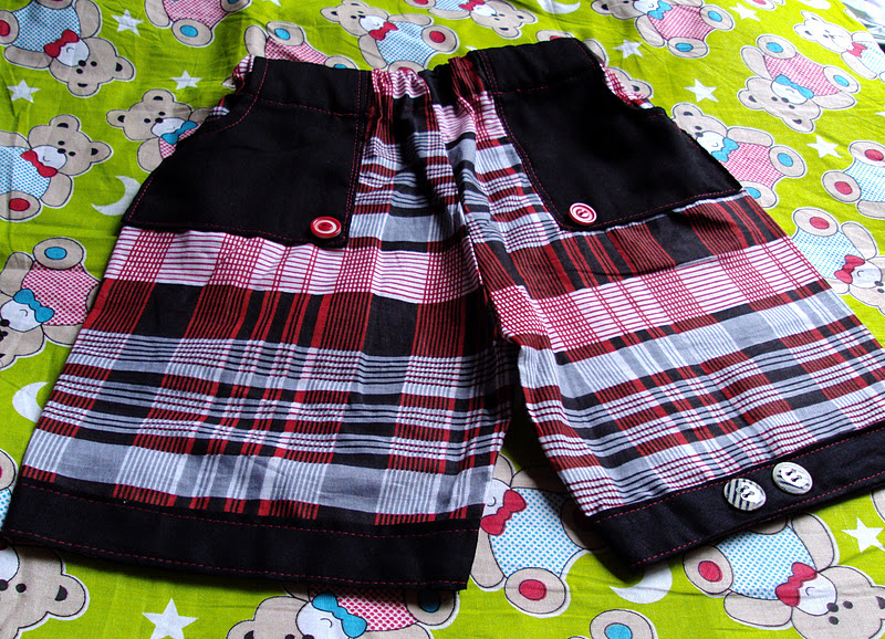 Daffysdream: Kids shorts with cuff, pocket &button.