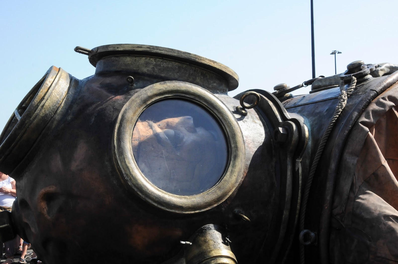 Au fil des promenades...: UN GEANT SCAPHANDRIER...