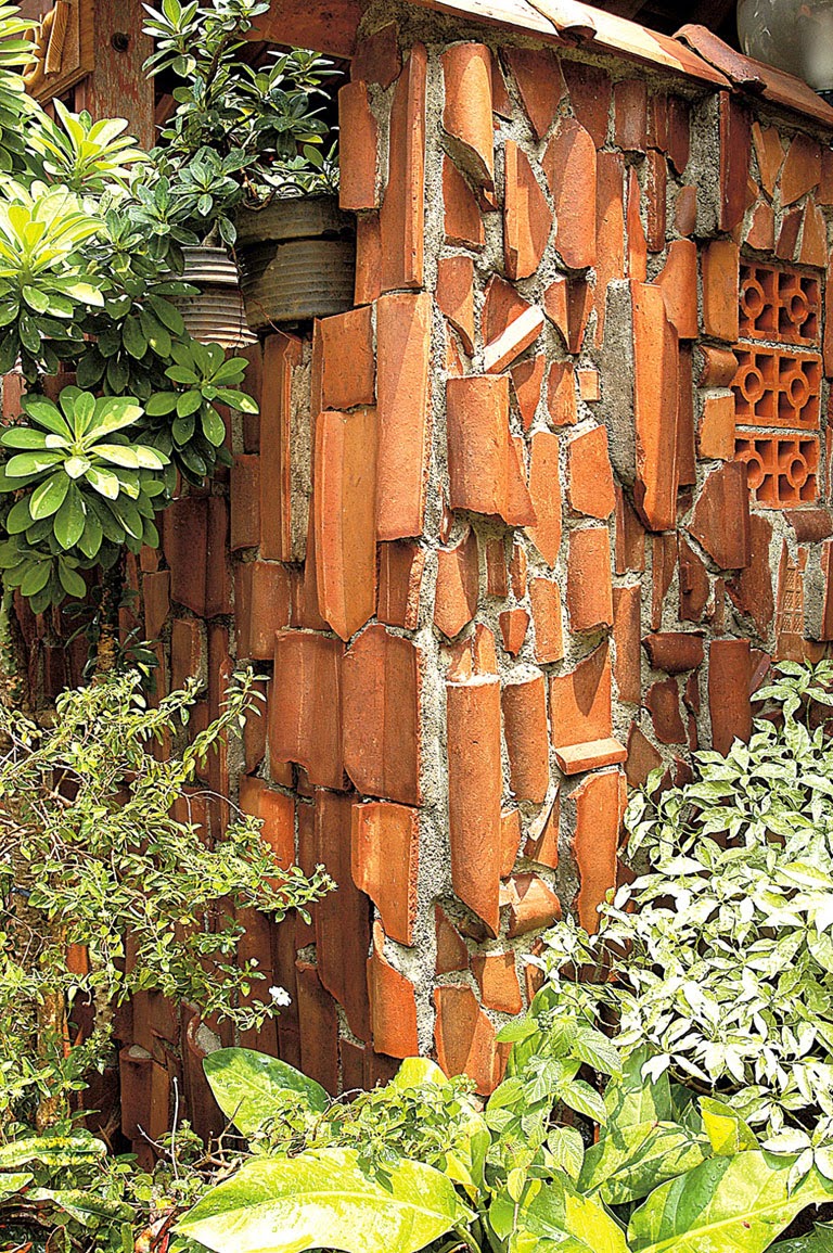 Design Interior Rumah: Desain Pagar Unik dengan Mozaik Pecahan Genteng ...