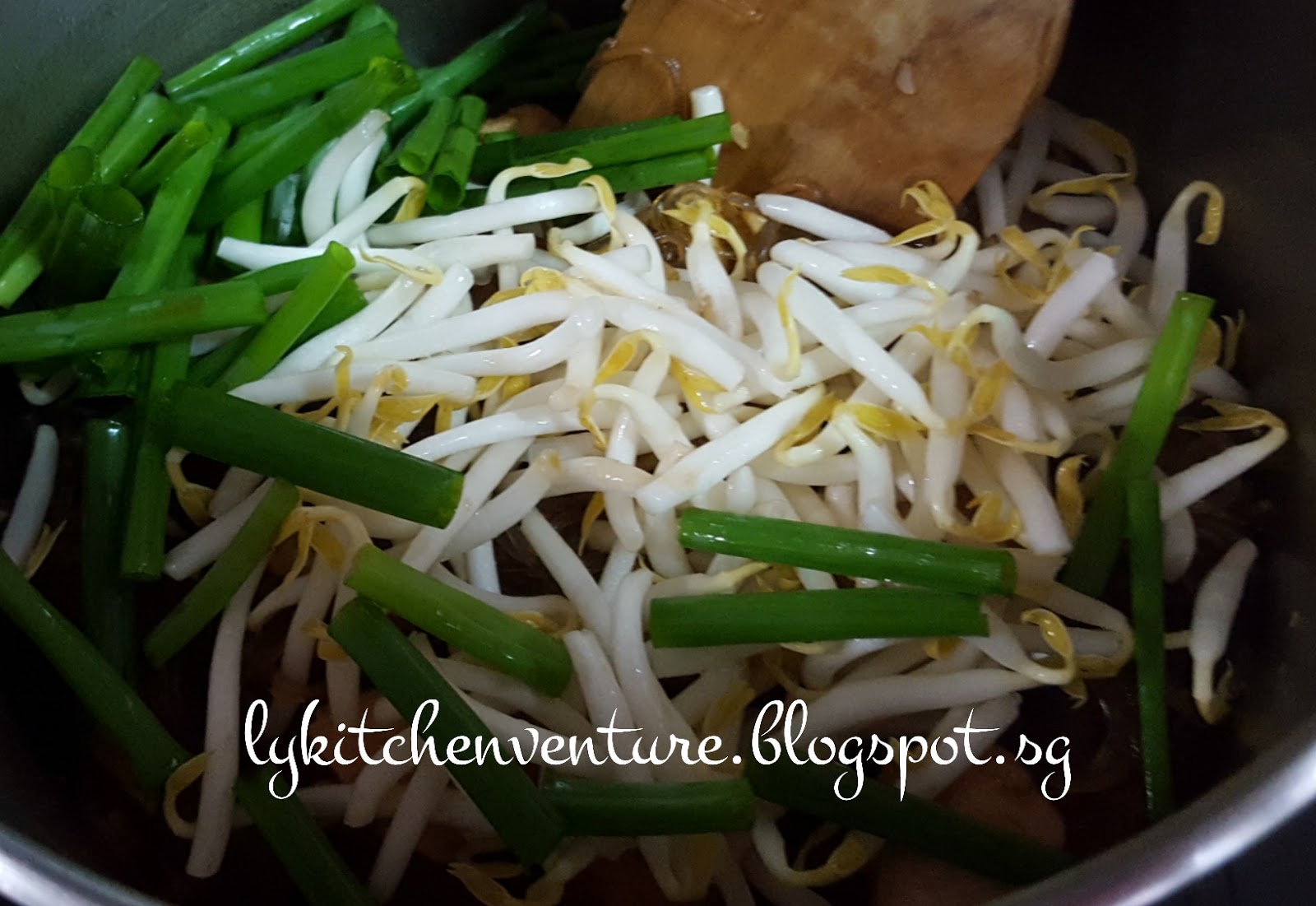 LY's Kitchen Ventures: Fried Tang Hoon (Fried Glass Noodles)