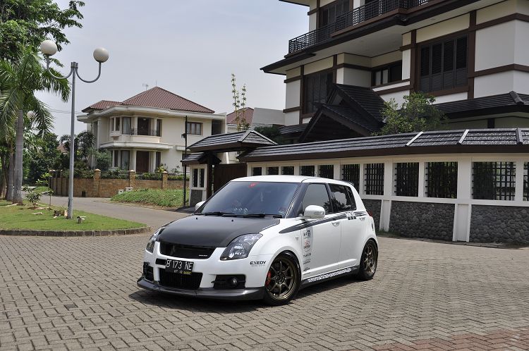 japanese custom cars: Suzuki Swift Street Racing Style