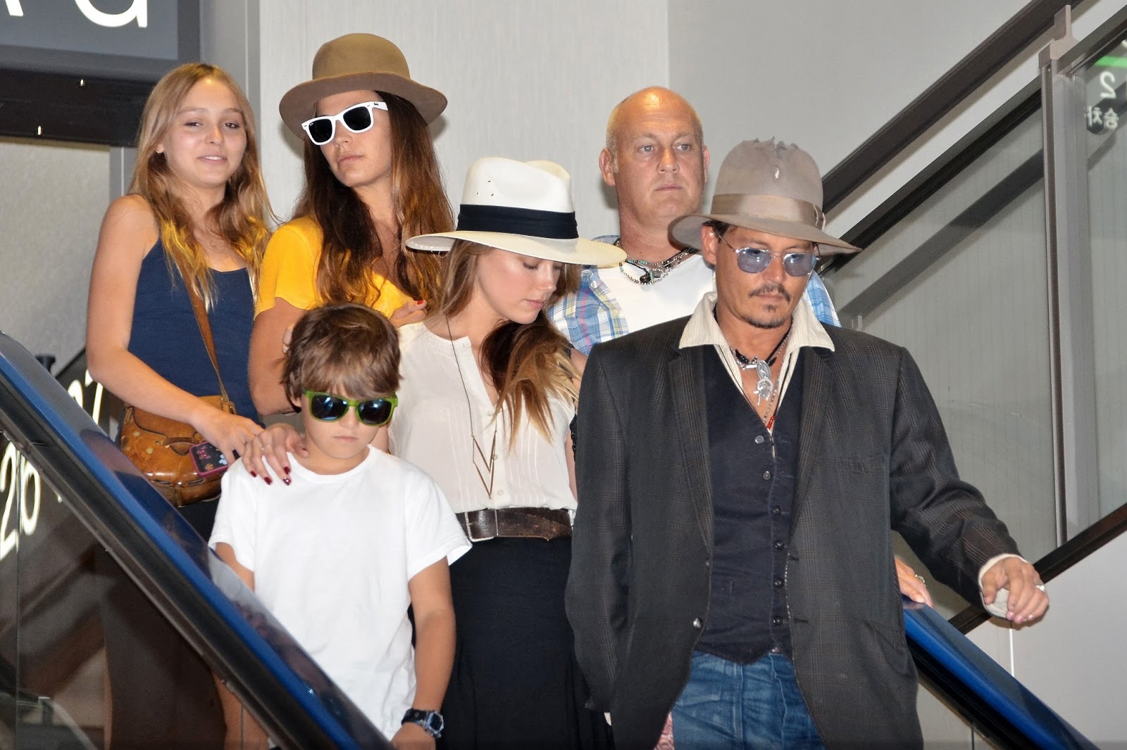 Johnny Depp BR: Johnny Depp no aeroporto Narita com seus filhos e Amber ...
