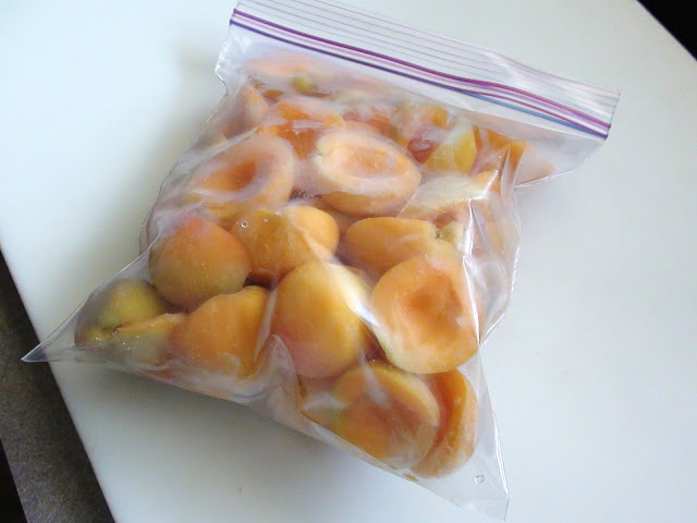 zsuzsa is in the kitchen: FREEZING APRICOTS