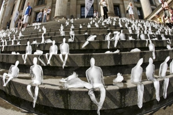 Veja as esculturas de gelo de Néle Azevedo