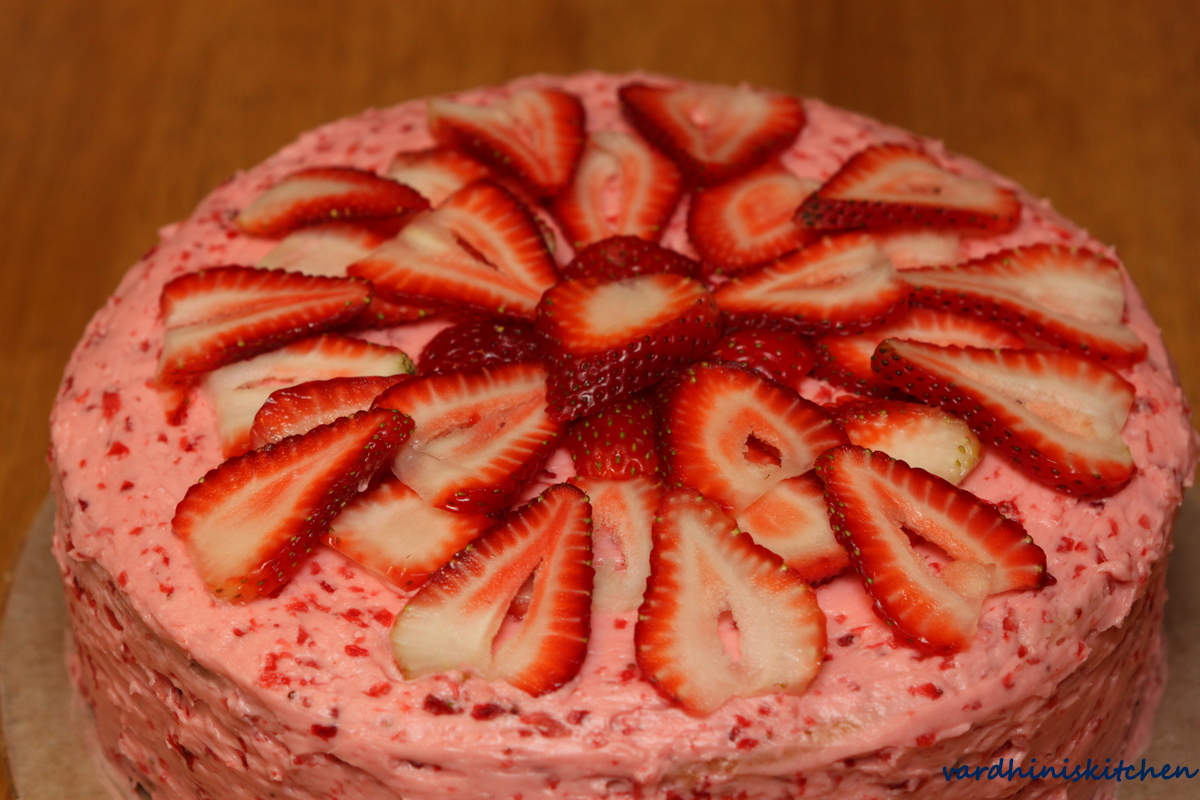 Cooks Joy - Classic White Cake with Strawberry Buttercream Frosting