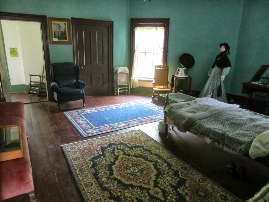 Bird's Yellow House: Antebellum Octagon Hall