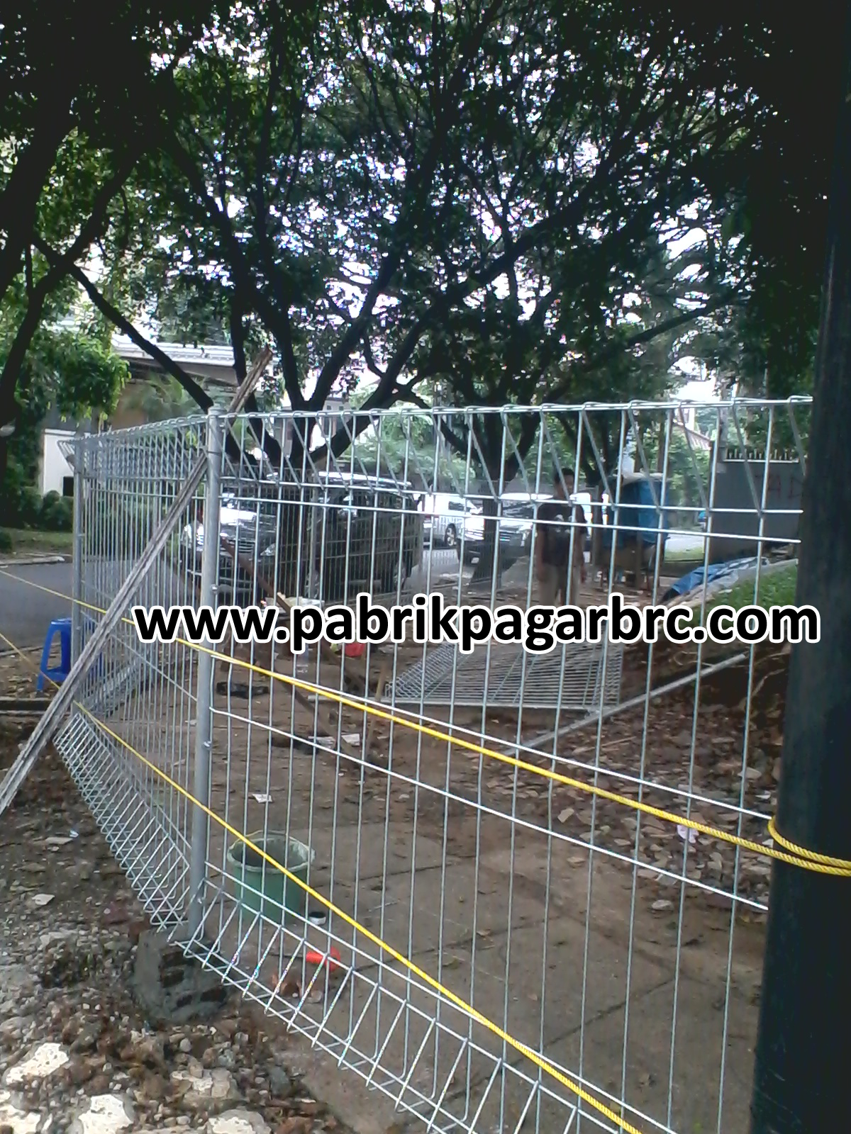 [FOTO] Proses Pemasangan Pagar BRC