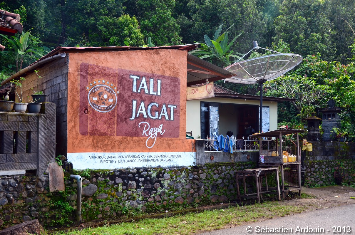 Painted signs and mosaics: Tali Jagat Raya, Banyuatis