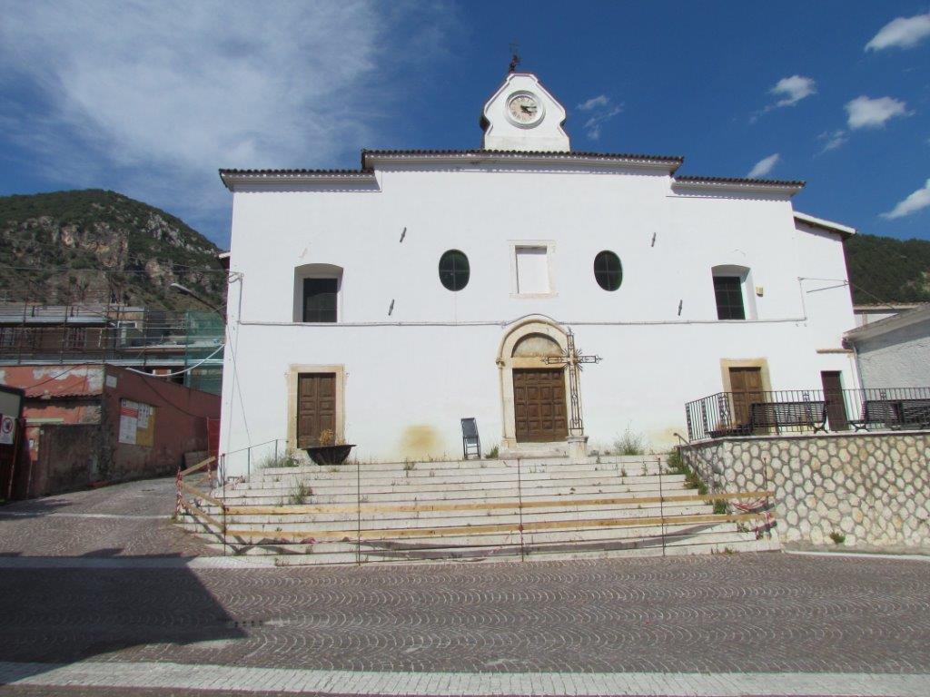 Tabernacoli italiani: Barete. Croce e Madonna col Bambino