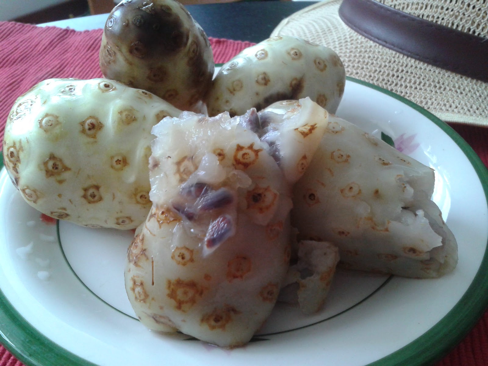 Miko Qigong and Plant Herbs 草 药: Fresh Pure Noni Juice ....To Boost ...