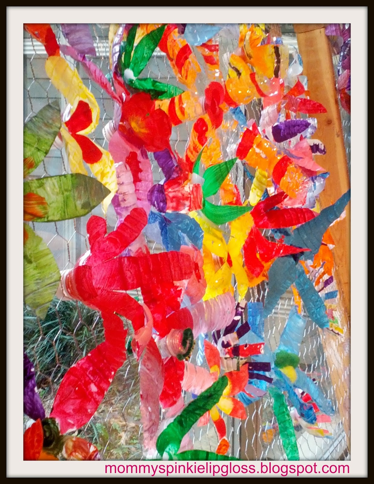 Mommys Pinkie Lipgloss: UPSCALE WATER BOTTLE FLOWER... DIY