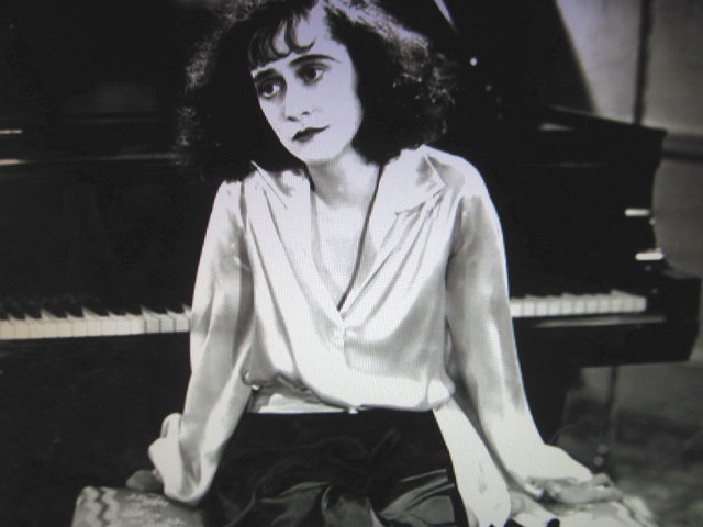 Ms Uncertainty Principles: Music Muse Monday VOCAL VERSITILITY