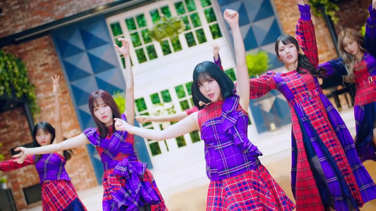 GFRIEND、初の日本オリジナル曲「Memoria」MVフルバージョン公開…なぜかリピート再生がとまらないサビメロの不協和音の秘密 ...