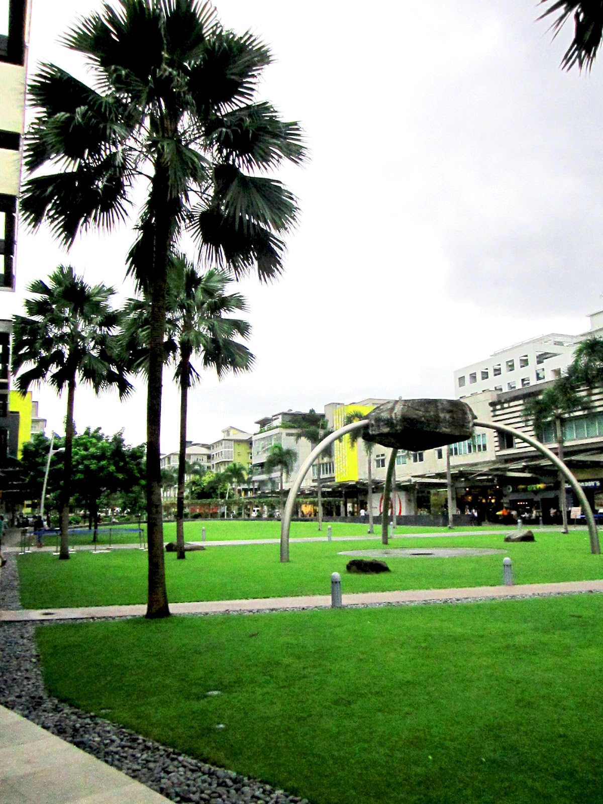Philippines: 21st Century Parks: BONIFACIO HIGH STREET AN EDEN WITHIN ...