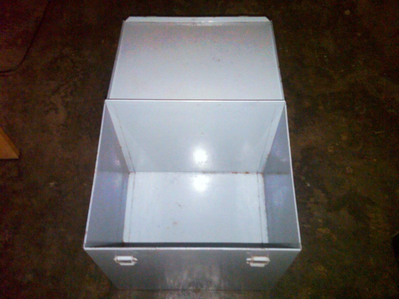 Koleksi Barang Bekas Unik: Box Besi Besar Banzai