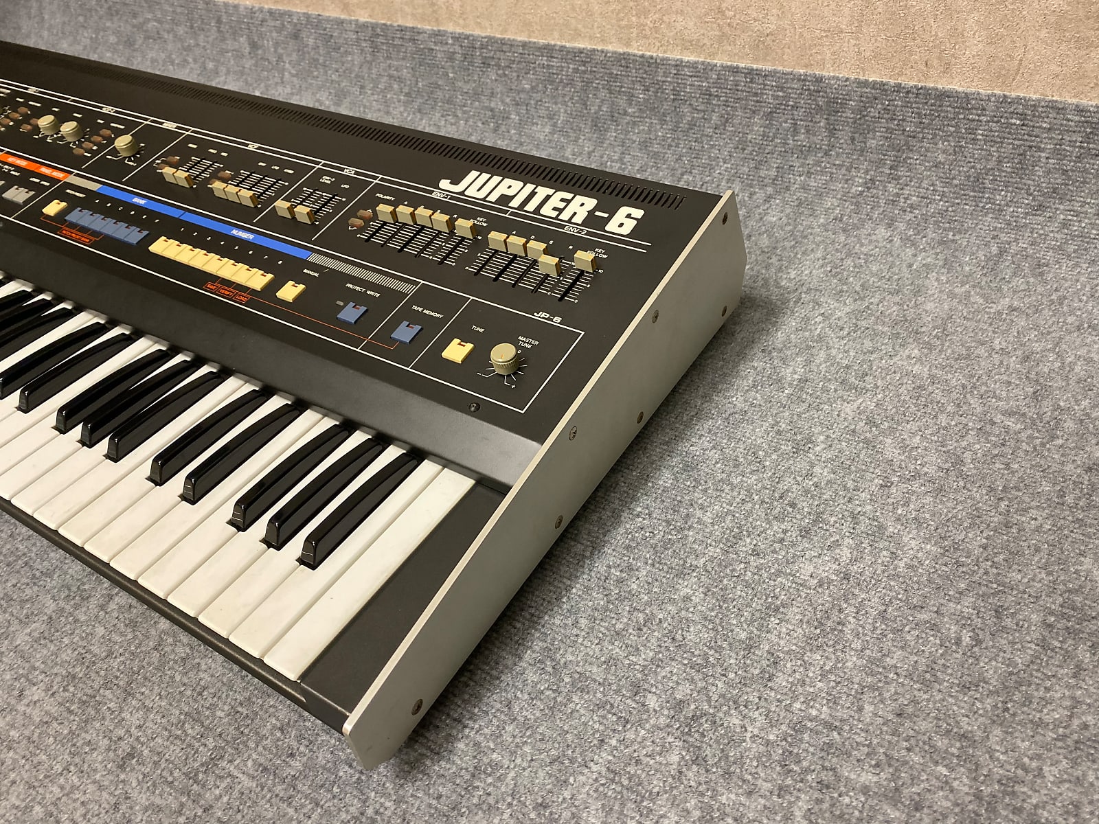 MATRIXSYNTH: Roland Jupiter-6 in excellent working condition SN 011671