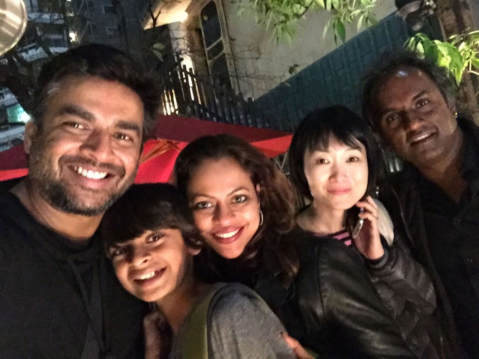 kino_girl: R.. Madhavan's special surprise for wife Sarita in Japan