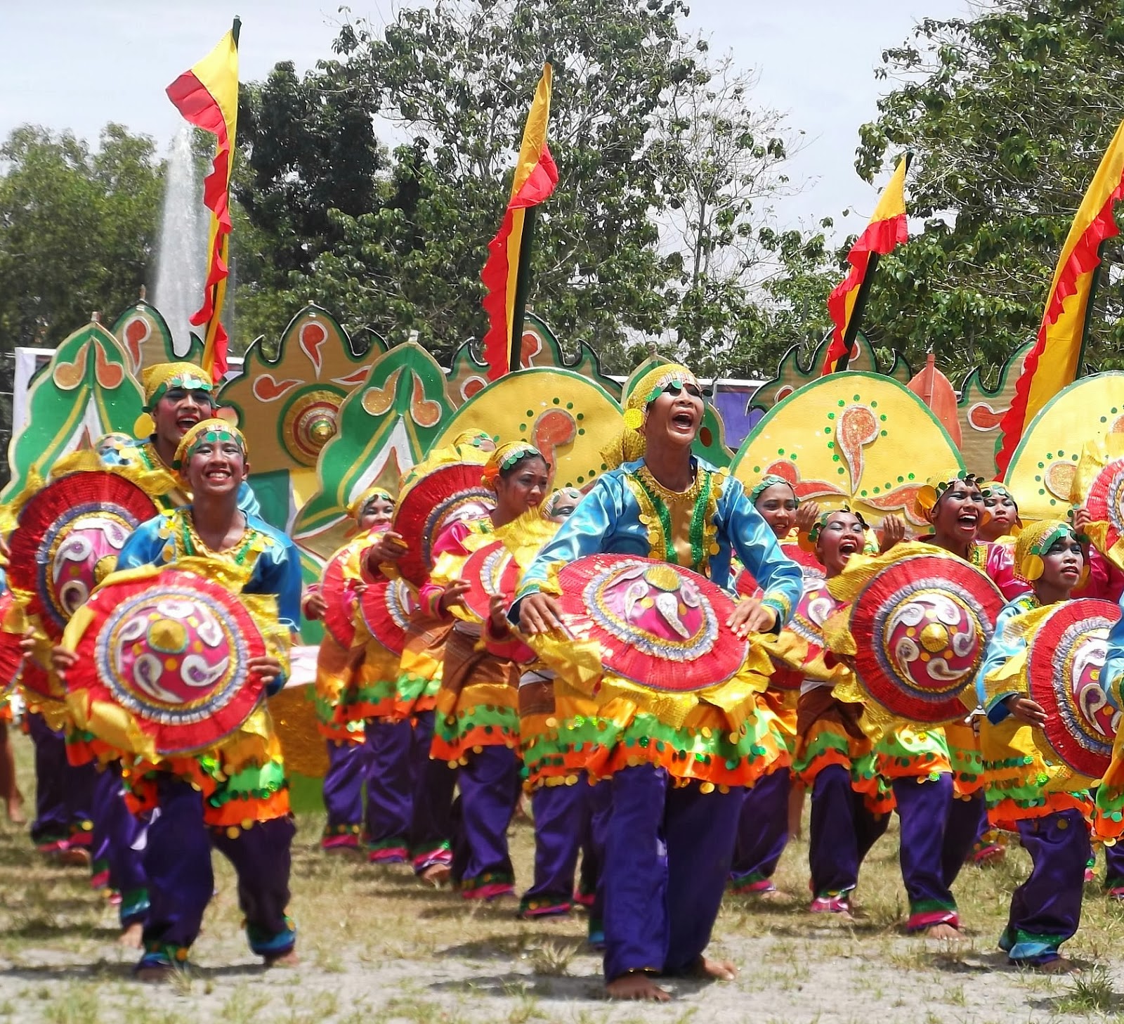 The Walking Tripod: Festival Photos: Talakudong Street Dancing and ...