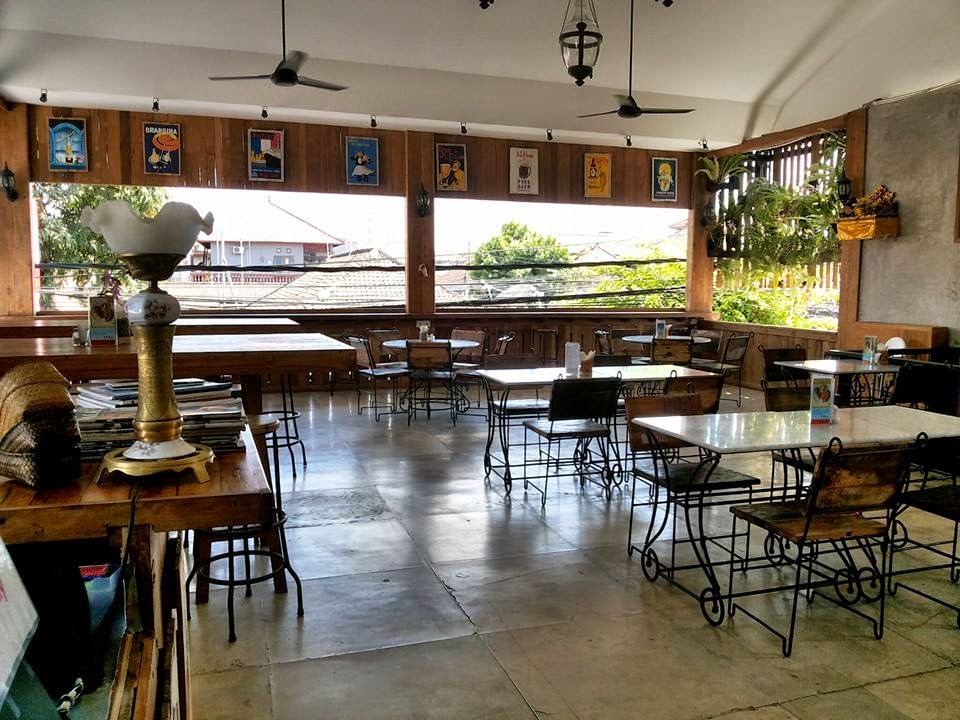 Sidewalk Cafe: come to sidewalk cafe