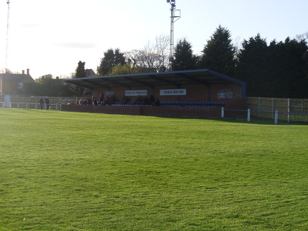 The Cold End: BROMHAM UNITED GET THE BETTER OF WOBURN ATHLETIC