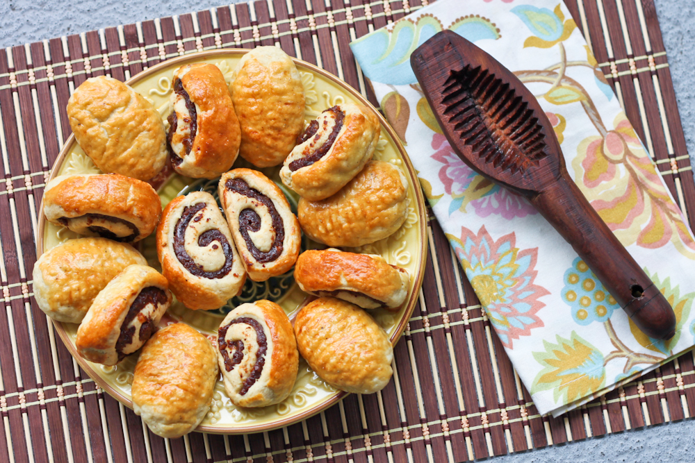 Date or walnut-filled Iraqi cookie (kleicha)