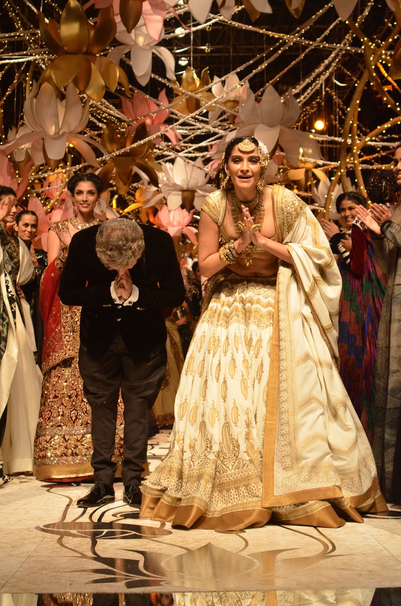 Actress Navel show Photos|Actress Saree Below Navel show Photos ...