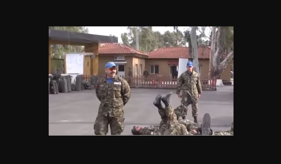 «Όποιος δεν μπορεί... να σηκωθεί να φύγει. ΕΔΩ έχει ΠΟΝΟ» Στην πύλη της ...