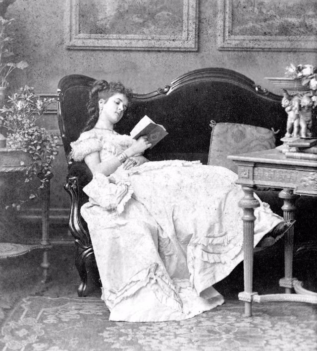 50 Fascinating Vintage Photos of Beautiful Teenage Girls Reading Books ...