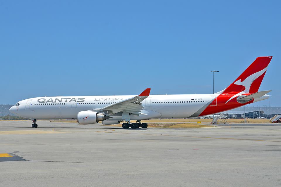 Perth Airport Spotter's Blog: Qantas A330-303 VH-QPH 'QF575/580 'New c/s'