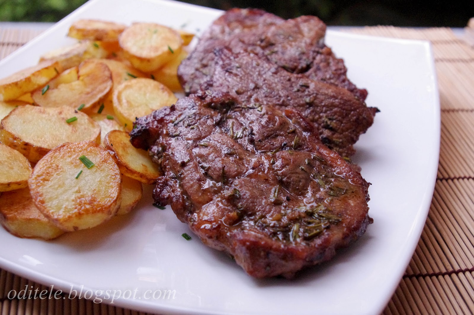 Oditėlės blogas: KIAULIENOS SPRANDINĖ SU ROZMARINAIS