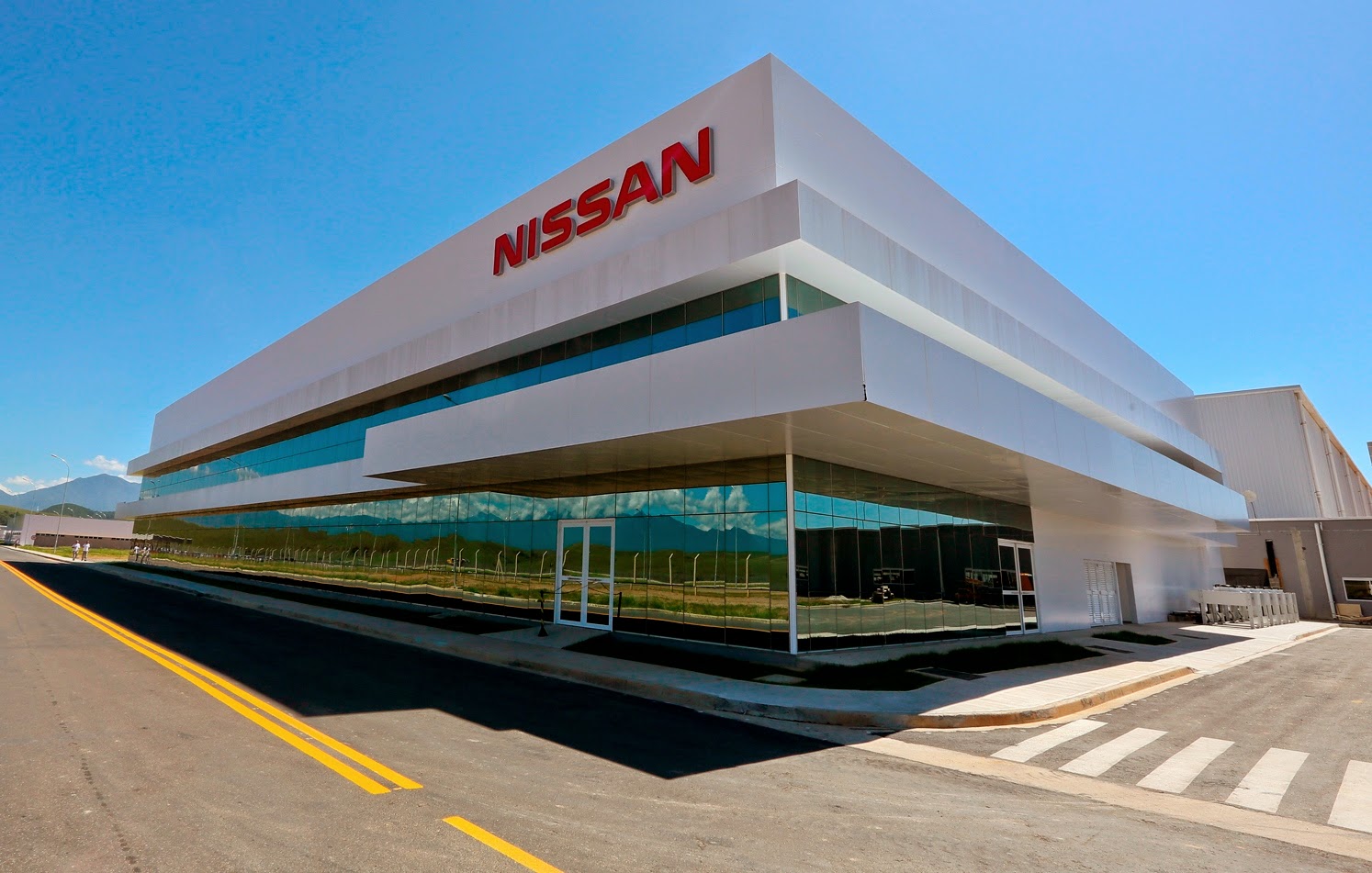 Nissan inaugura fábrica em Resende com New March