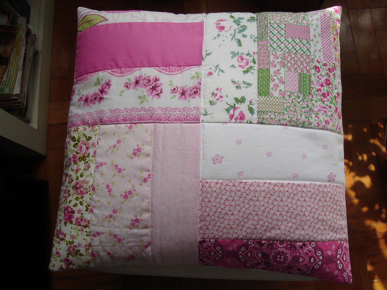 Pati Rosa Patchwork: Almofada floral em tons de rosa