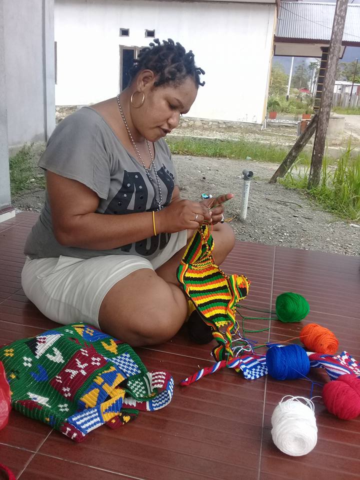 Foto: Penjual Noken,Pakean,Tas & Gelang Tangan, Mama Papua Berlin ...