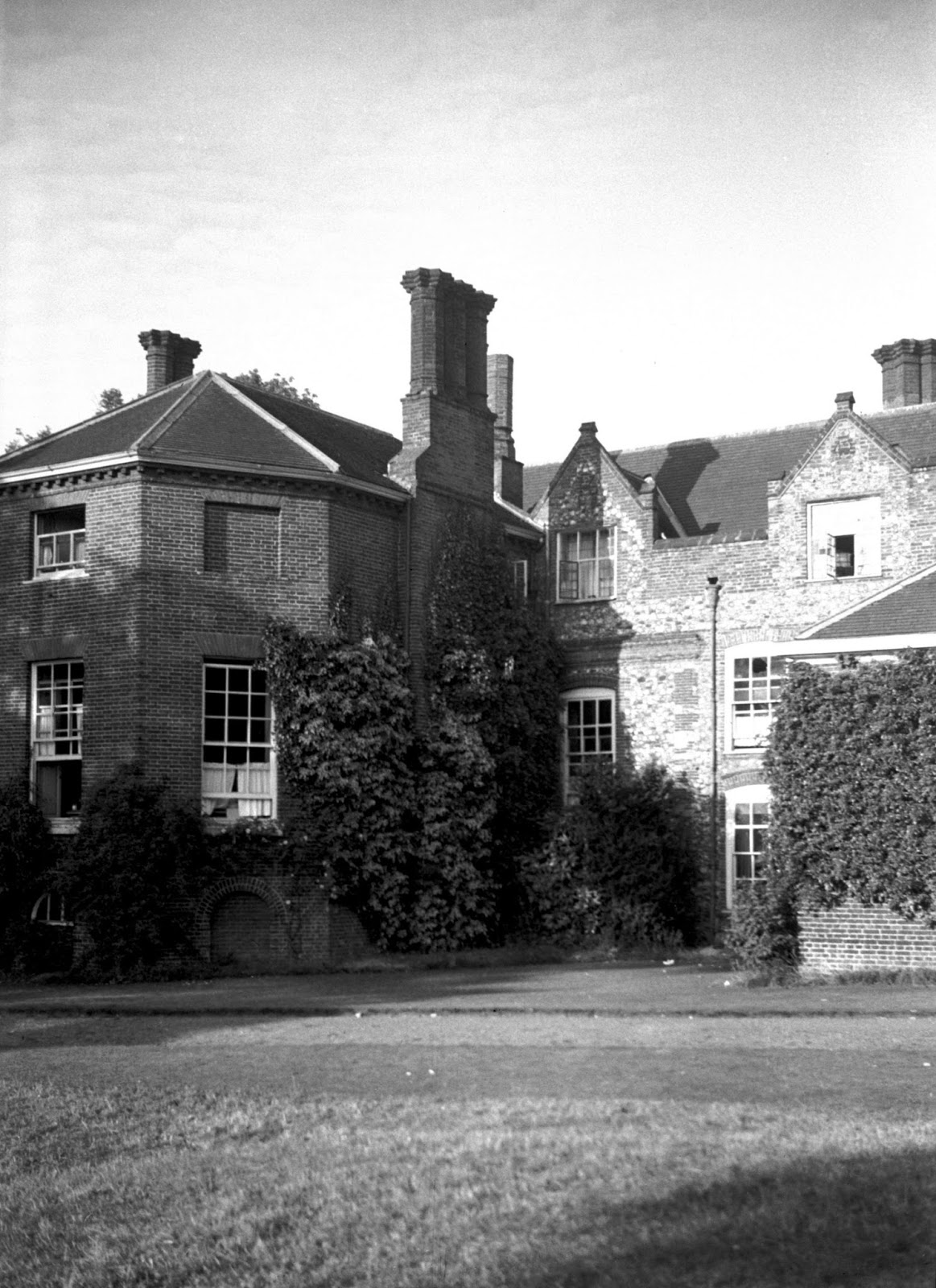 Landed families of Britain and Ireland: (306) Bacon of Redgrave Hall ...