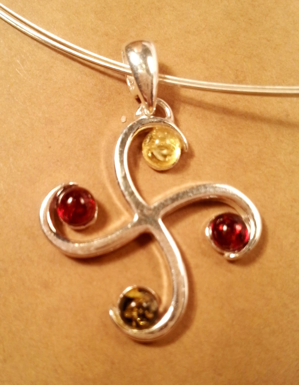 Ámbar del Báltico: Lauburu y Eguzkilore