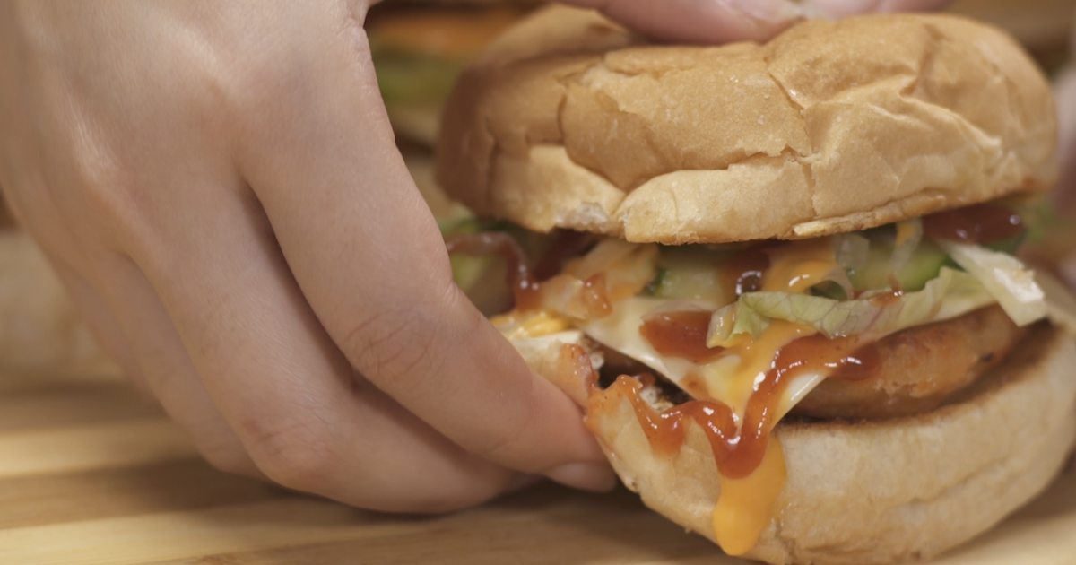 Burger Salmon Yang Berkhasiat Sebagai Bekalan Ke Sekolah - Azie Kitchen