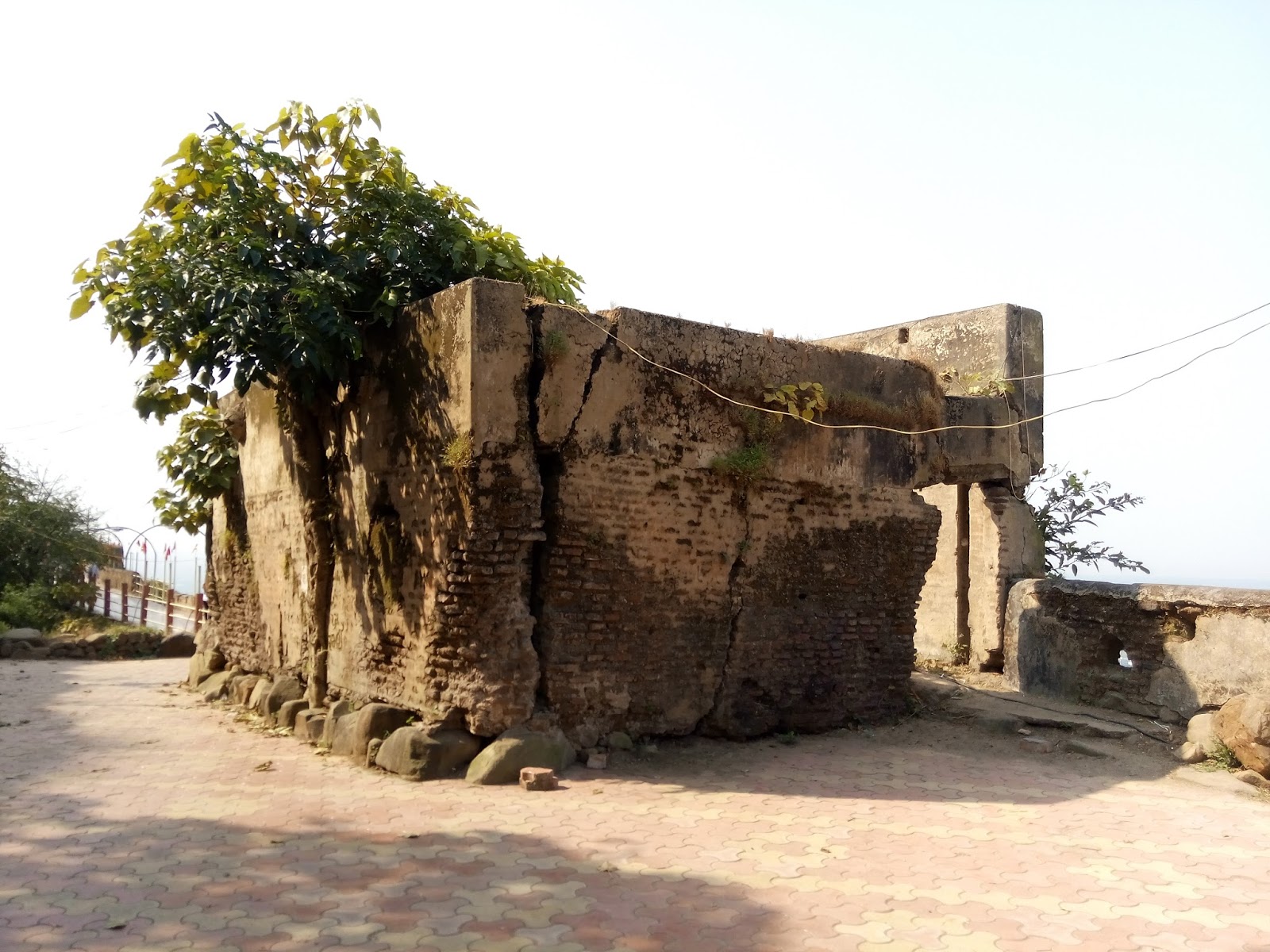 Parnera Fort atop Parnera Hill in Atul near Valsad in Gujarat (India ...