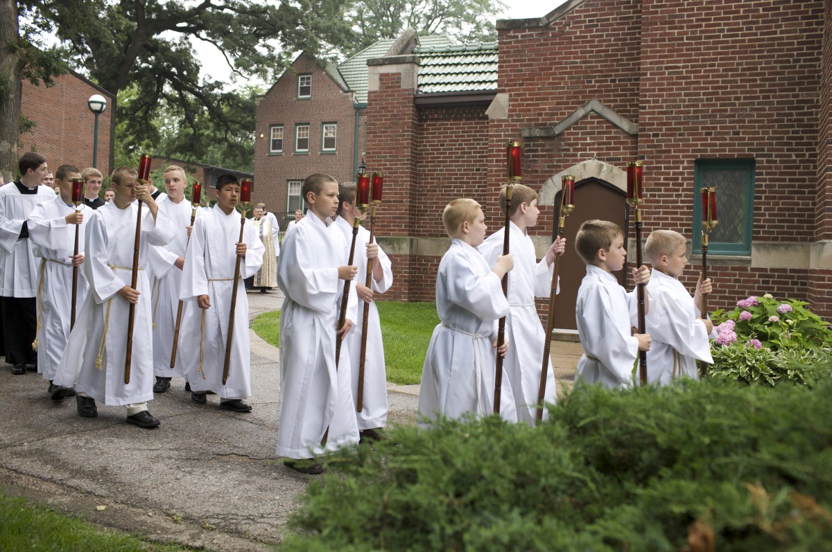 Ridebit Coeli: The Importance of Our Custom of Altar Boys: "Husbands ...