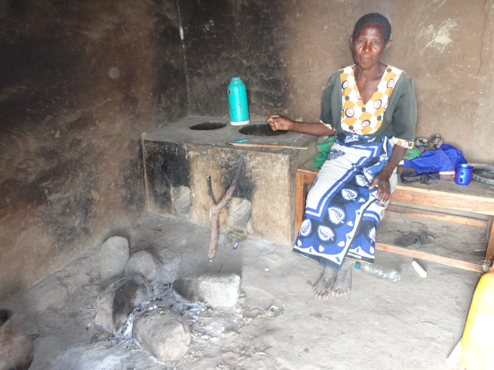 SHINYANGA MAARIFA CENTRE: JIKO SANIFU LINALOTUMIA KUNI MBILI TU