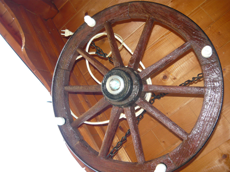 Candelabru roata caruta | Ciudatenii Rustice - Poze mobilier rustic de ...