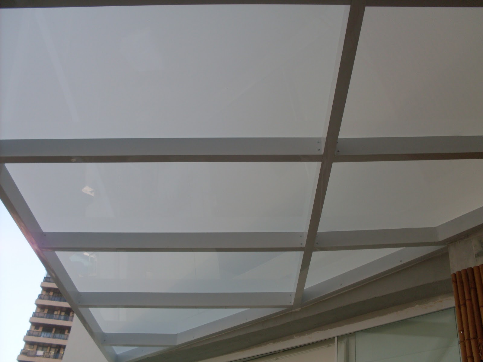 Enzo Vidraçaria e Serralheria: Clarabóia em Vidro Laminado Opaco