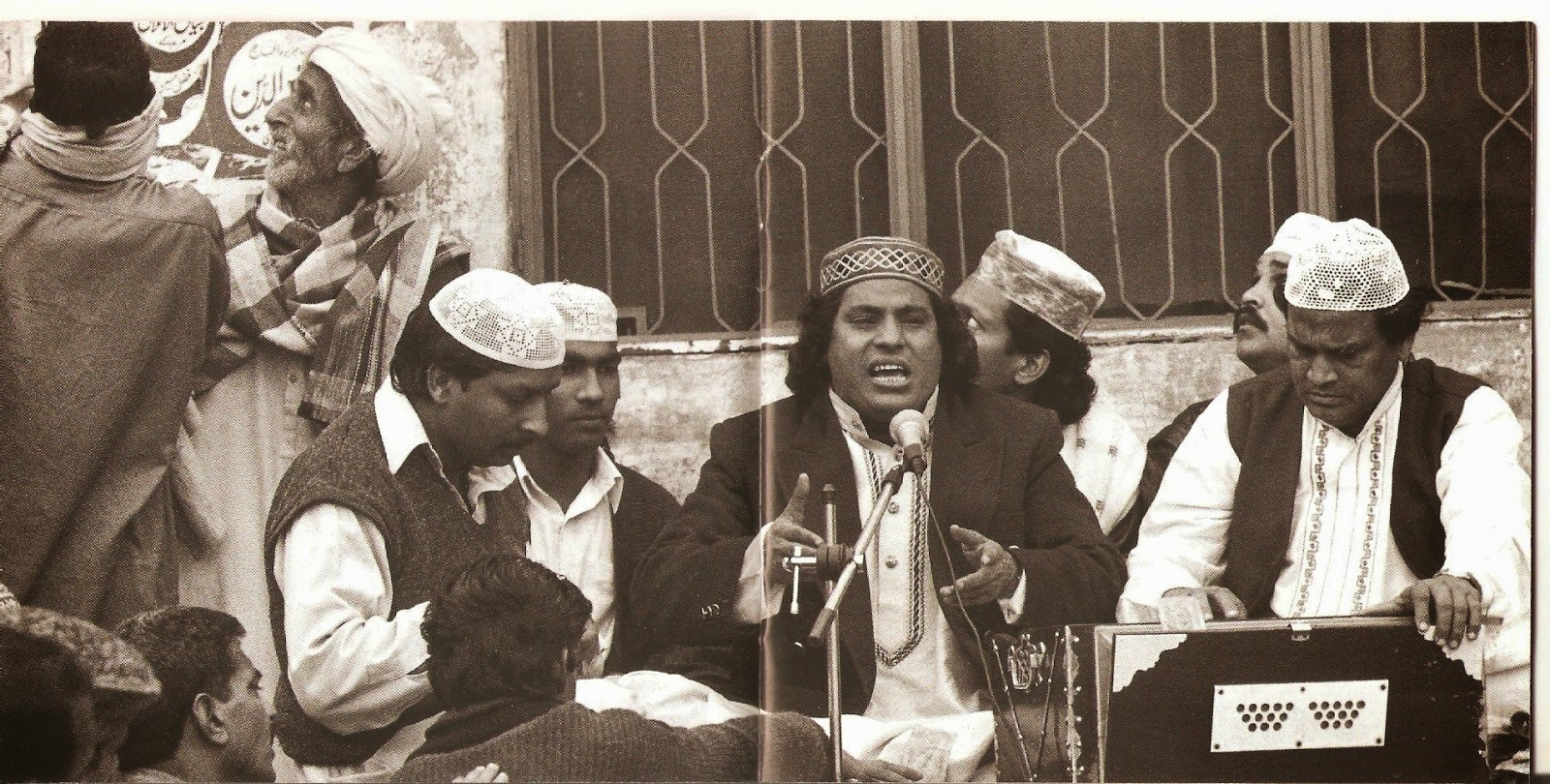 WE LIVE HERE!: Faiz Ali Faiz - The New Qawwali Voice 2002